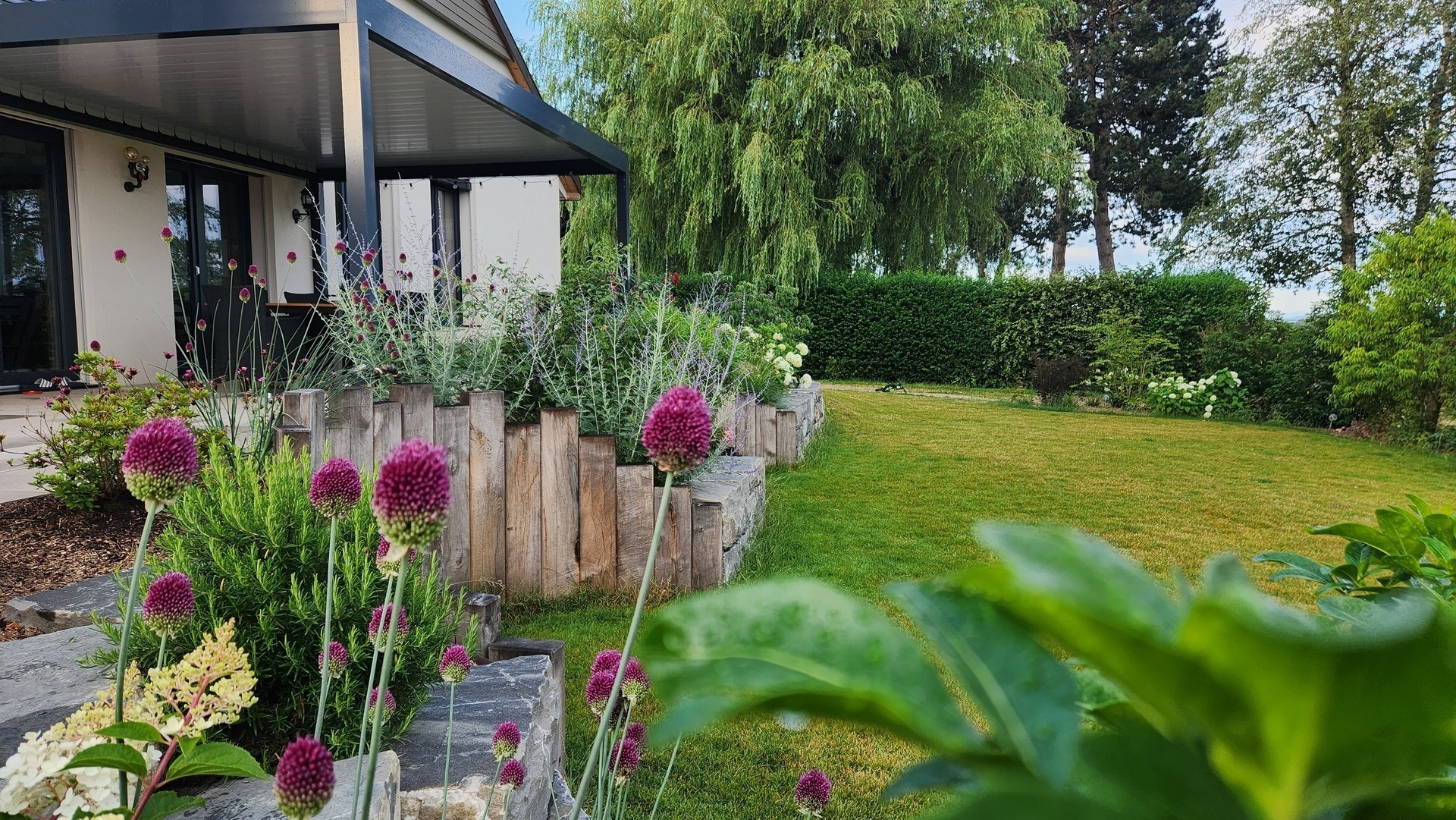 Création d’une terrasse, et aménagement d’un talus pour la ...